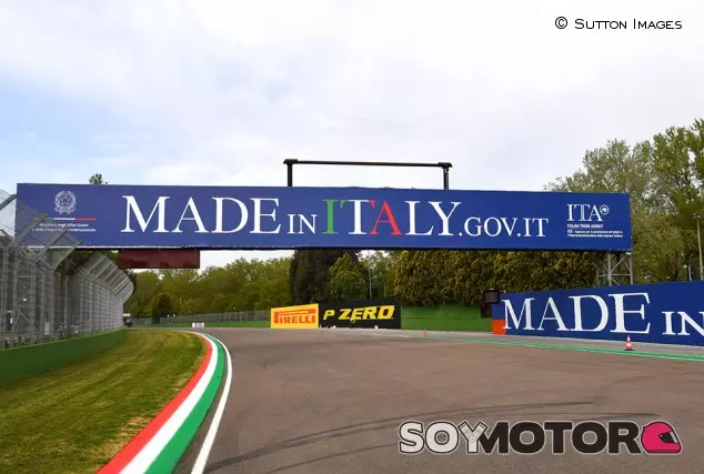 Tá Foirmle 1 soiléir agus teorainneacha na rianta ag Imola