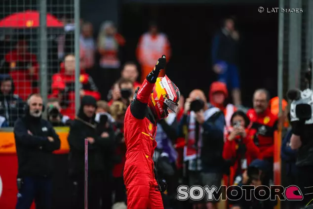 Alonso, Sainz'i tebrik ediyor: