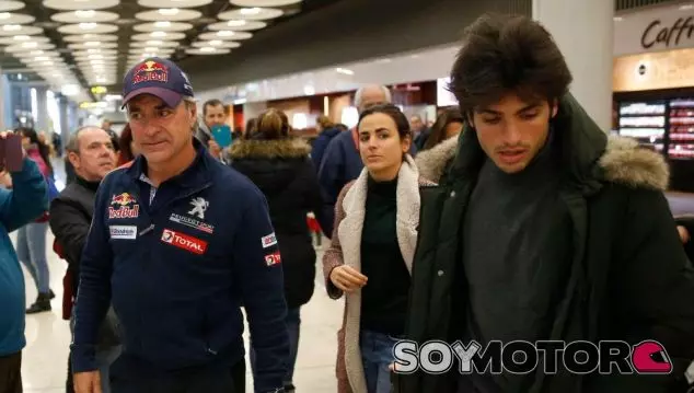 Carlos Sainz Sr nalika rawuh ing Spanyol, ditampa dening Jr lan kulawarga - SoyMotor