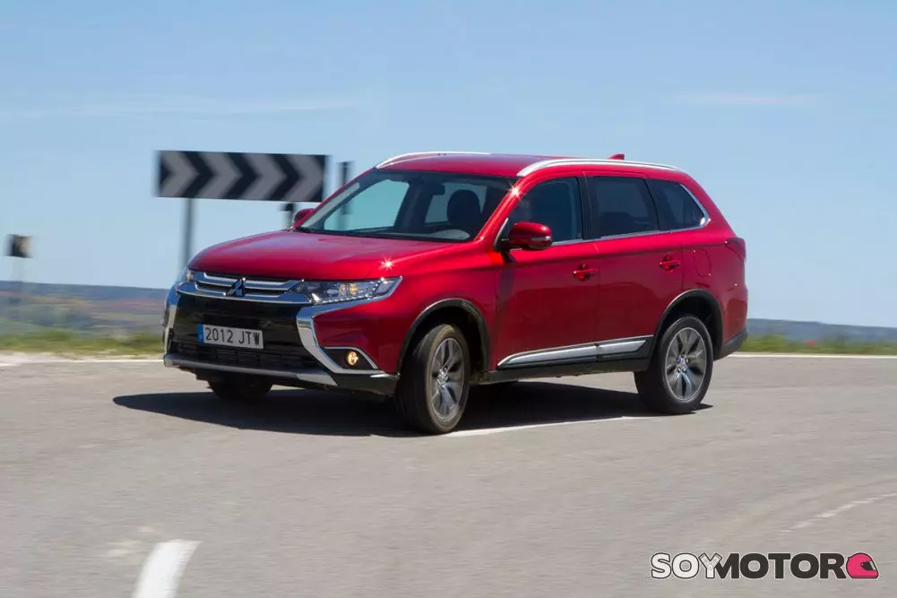 Mitsubishi-Outlander-test-sojamotor-2.jpg