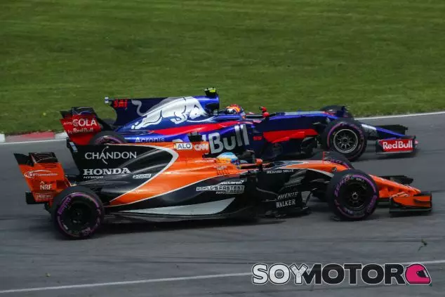 Fernando Alonso e Carlos Sainz durante unha carreira desta tempada