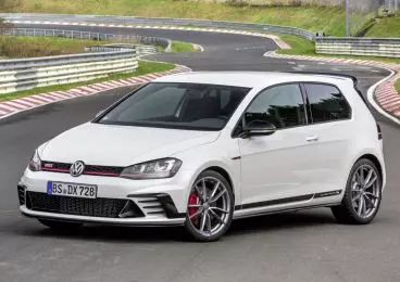 La Volkswagen Golf GTI Clubsport S posa al Nürburgring dopo il suo doppio record