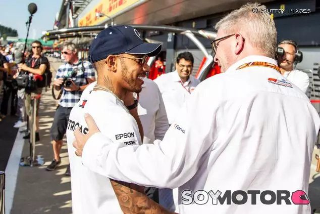 Lewis Hamilton agus Ross Brawn ag Silverstone