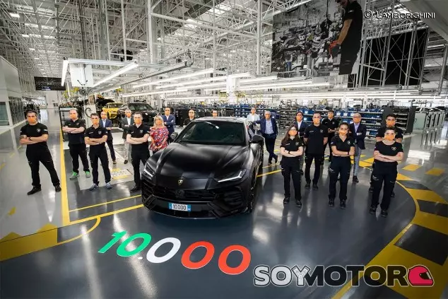 Lamborghini Urus номер 10 000