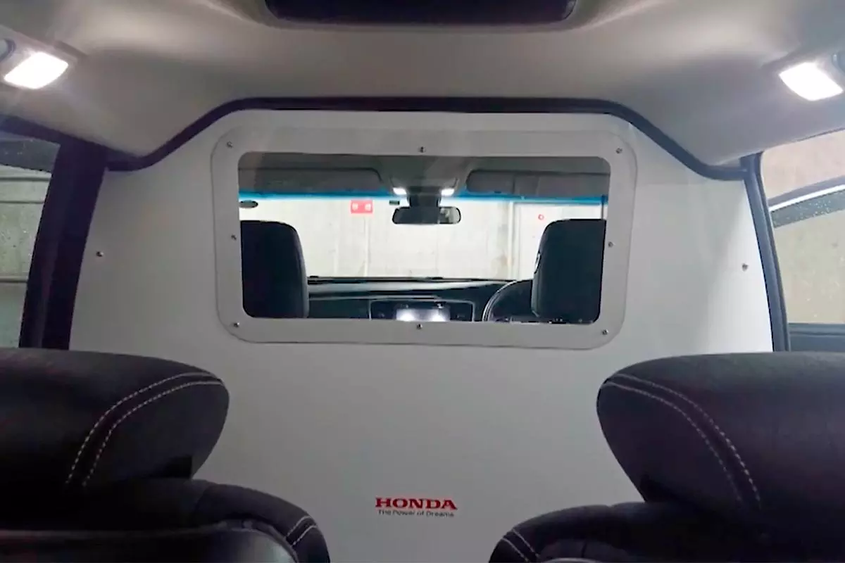 Toyota kaj Honda adaptas veturilojn en Japanio por transporti koronavirusajn pacientojn