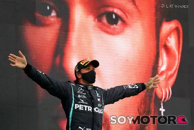 Hamilton venkas en Portugalio kaj batas Schumacher; Sainz sesa