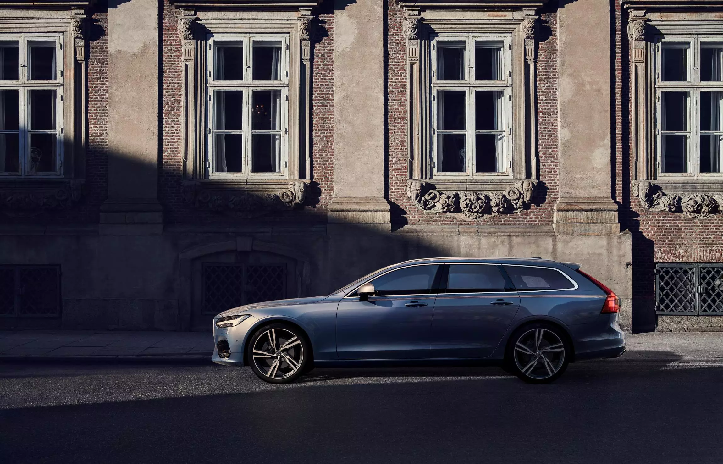 volvo_v90_r_design.jpg