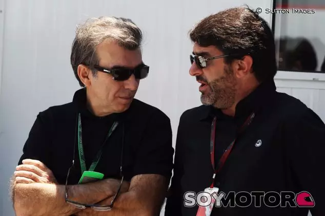 Jaime Alguersuari (çepde) Fernando Alonso, Luis Garsiýa Abad (sagda) - SoyMotor.com