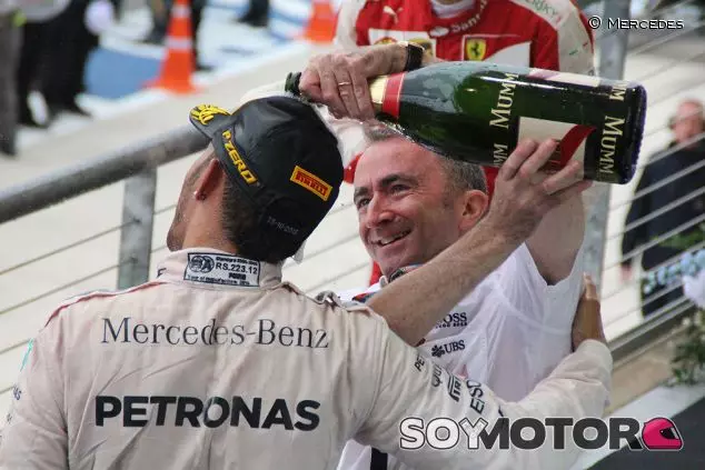 Paddy Lowe, Lewis Hamilton ile bir dosya görüntüsünde - LaF1