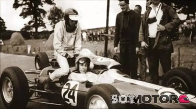 Peter Arundell pegando Jim Clark no final da corrida - LaF1