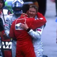 Michael Schumacher da Mika Häkkinen sun rungume juna bayan karshen GP na Spain na 2001 - LaF1