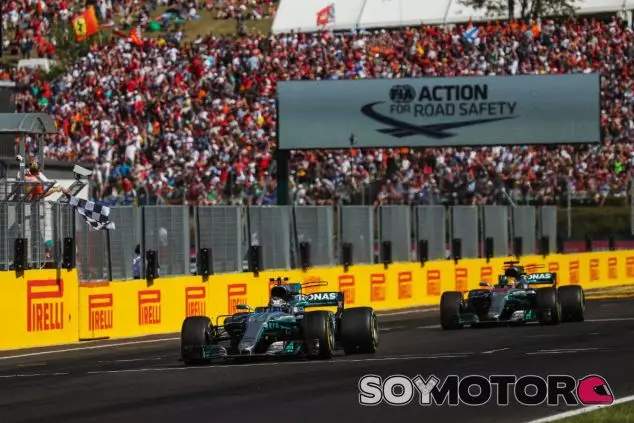 Valtteri Bottas dan Lewis Hamilton di Hungary - SoyMotor