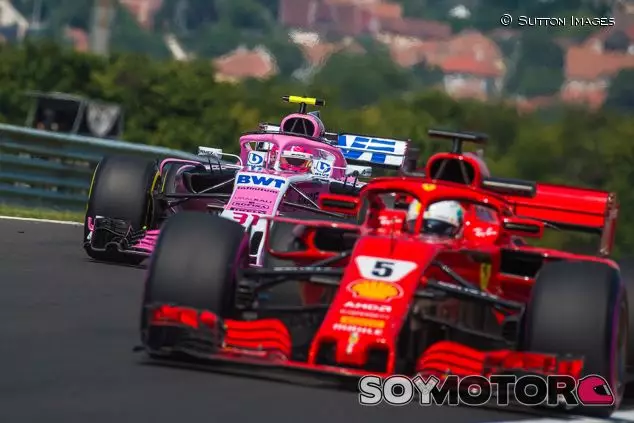 Sebastian Vettel i Esteban Ocon na Hungaroringu