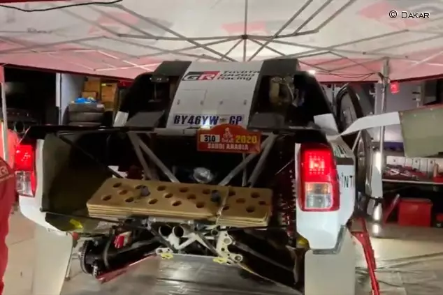 วิดีโอ: Dakar Toyota Hilux ของ Alonso มีลักษณะอย่างไรภายใน?