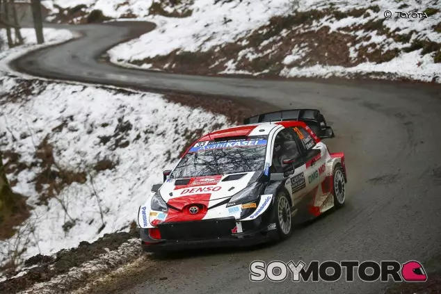 Rally Monte Carlo 2021: Evans kommer ut av Ogiers punktering