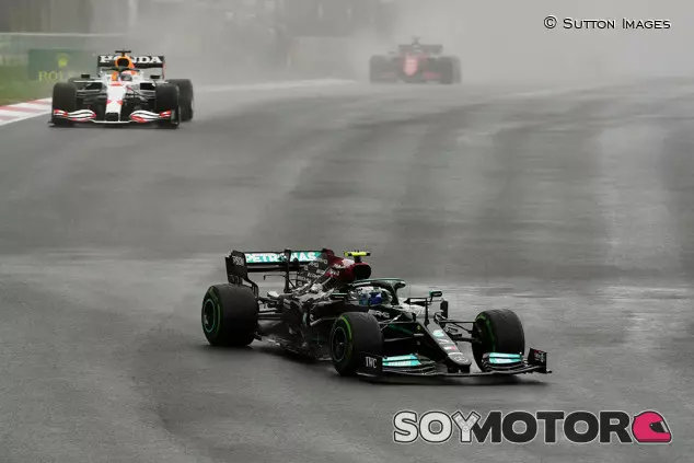 Mercedes potentzia edo Red Bull geldialdia?