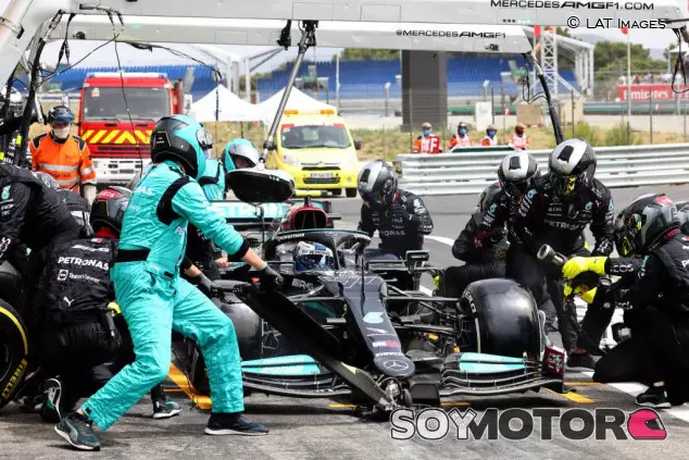 Bottas'ın bir hatası Mercedes'in stratejisini etkiliyor
