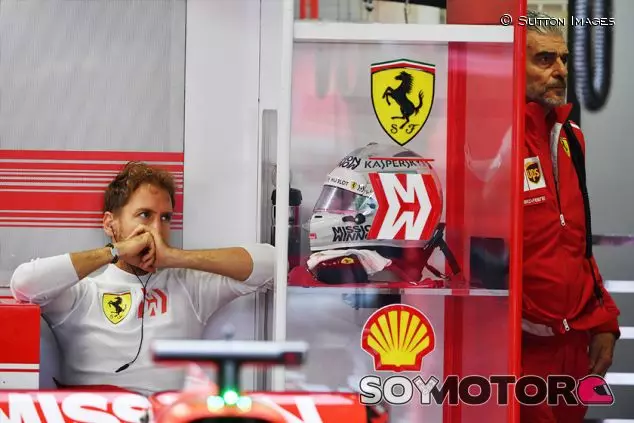 Sebastian Vettel ug Maurizio Arrivabene sa Mexico