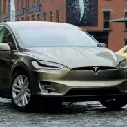 Tesla Model X се движи в градския трафик - SoyMotor