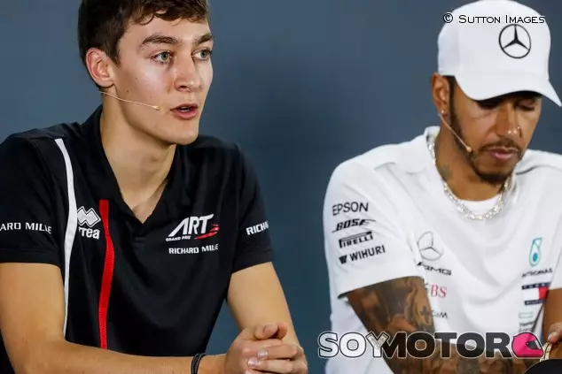 George Russell och Lewis Hamilton på Yas Marina