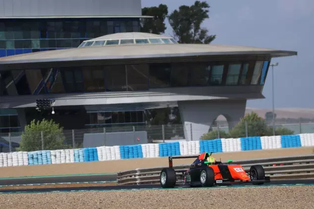 Mari Boya wen in Jerez en teken in vir die stryd om die titel