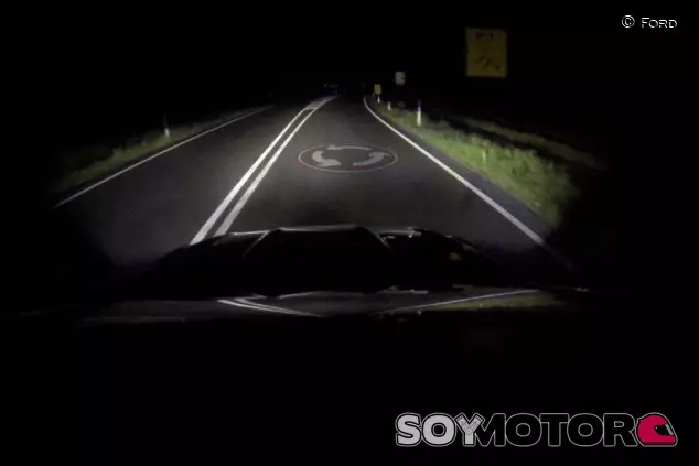 Ford testa faróis que projetam sinais na estrada