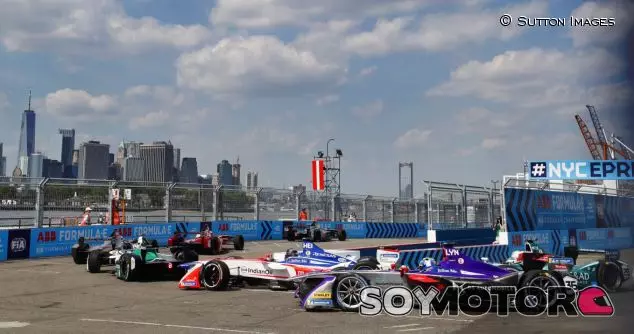 E Formulako hainbat auto New Yorken