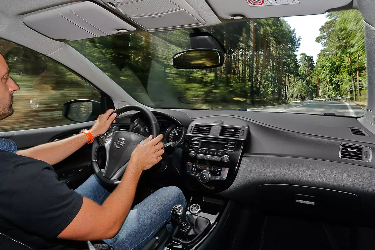 Interior Nissan Pulsar