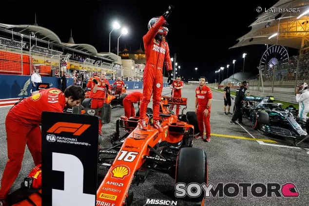 Charles Leclerc festas Pole Position ĉe la Bahrain F1 GP 2019 - SoyMotor