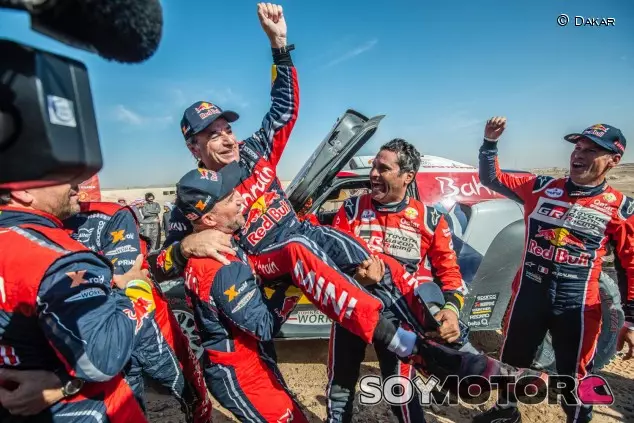 Carlos Sainz, efsanesini büyütmek için üçüncü Dakar'ını fethetti