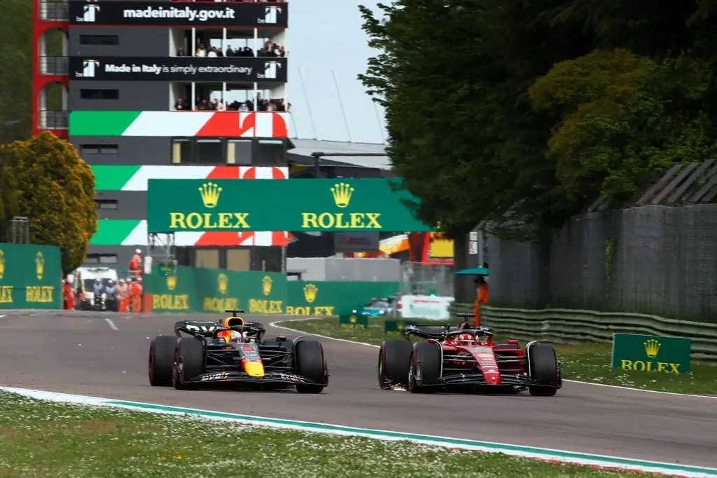 La diferenco inter Ferrari kaj Red Bull ŝanĝos vetkuron post vetkuro, diras Binotto