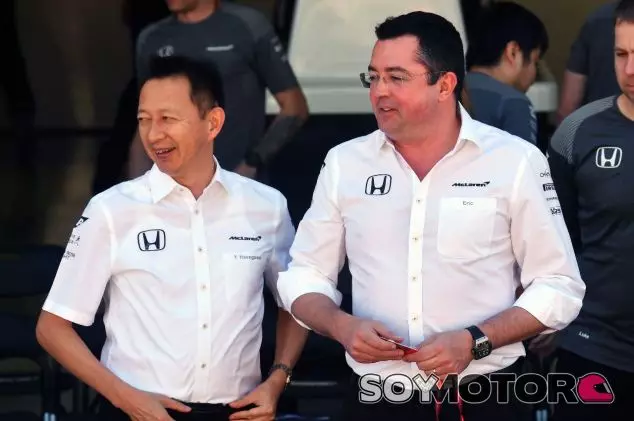 Eric Boullier (djathtas) me Yusuke Hasegawa (majtas) – SoyMotor.com