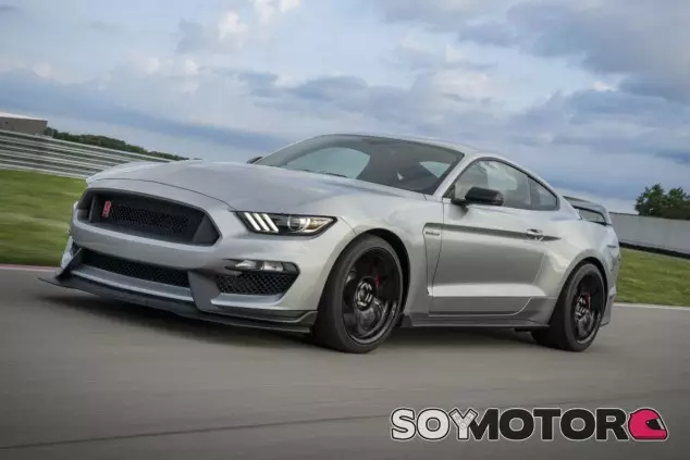 Ford Mustang Shelby GT350R: me kwv tij nrog daim ntawv pov thawj