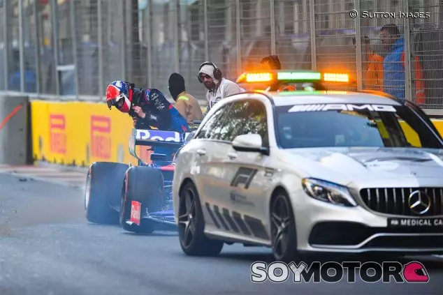अझरबैजान GP F1 2019 - SoyMotor येथे झालेल्या अपघातात डॅनिल क्व्यात तारे