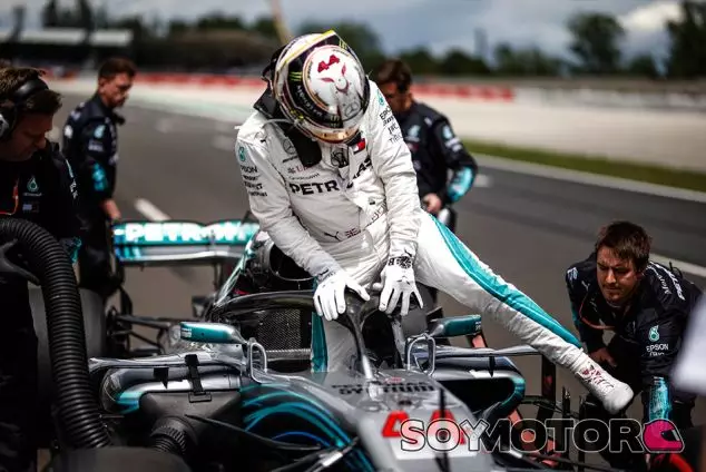 Lewis Hamilton บนกริดที่ Circuit de Barcelona-Catalunya