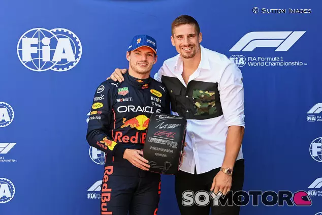 Verstappen په کور کې خپل پنجرې ښیي او قطب اخلي؛ ساینز، دریم