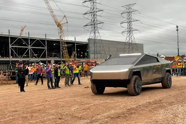 Musk gjør en fantastisk opptreden med Tesla Cybertruck