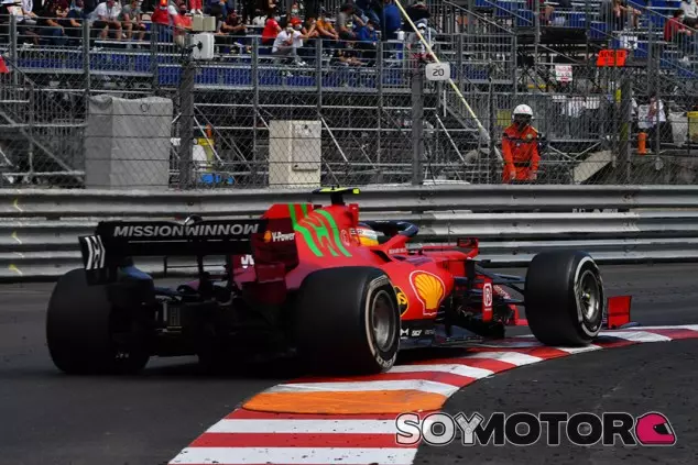 A Ferrari anyar stands metu ing Monaco