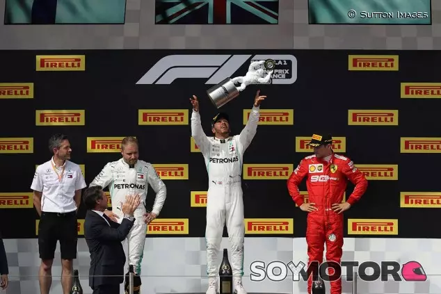 Lewis Hamilton sur la podio de la franca GP F1 2019 - SoyMotor