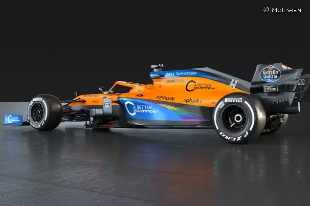 McLaren presintearret in MCL35 mei fernijde dekoraasje foar ferskaat