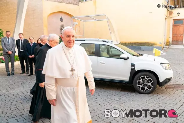 Y Pab Ffransis gyda'i Dacia Duster Popemobile