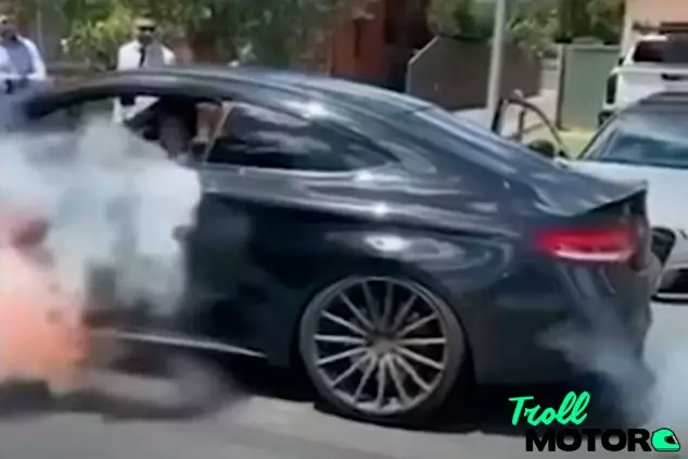 Cerca di bruciare una ruota con la sua Mercedes-AMG e dà fuoco all'auto