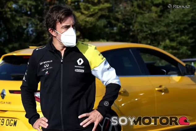 Fernando Alonso, gambar mobil hibrida Renault