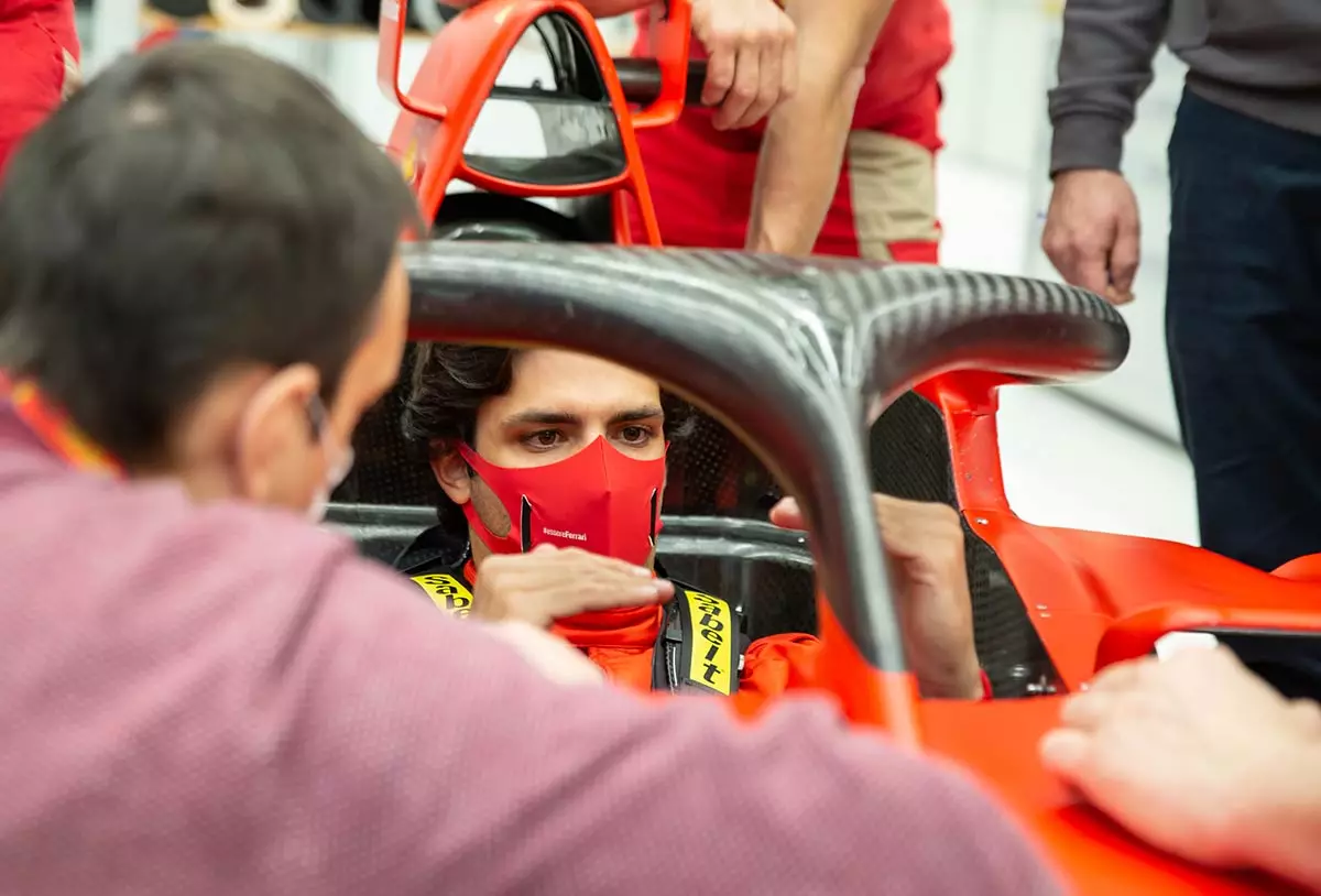 Carlos-sainz-ferrari-kursiga-4-soymotor.jpg