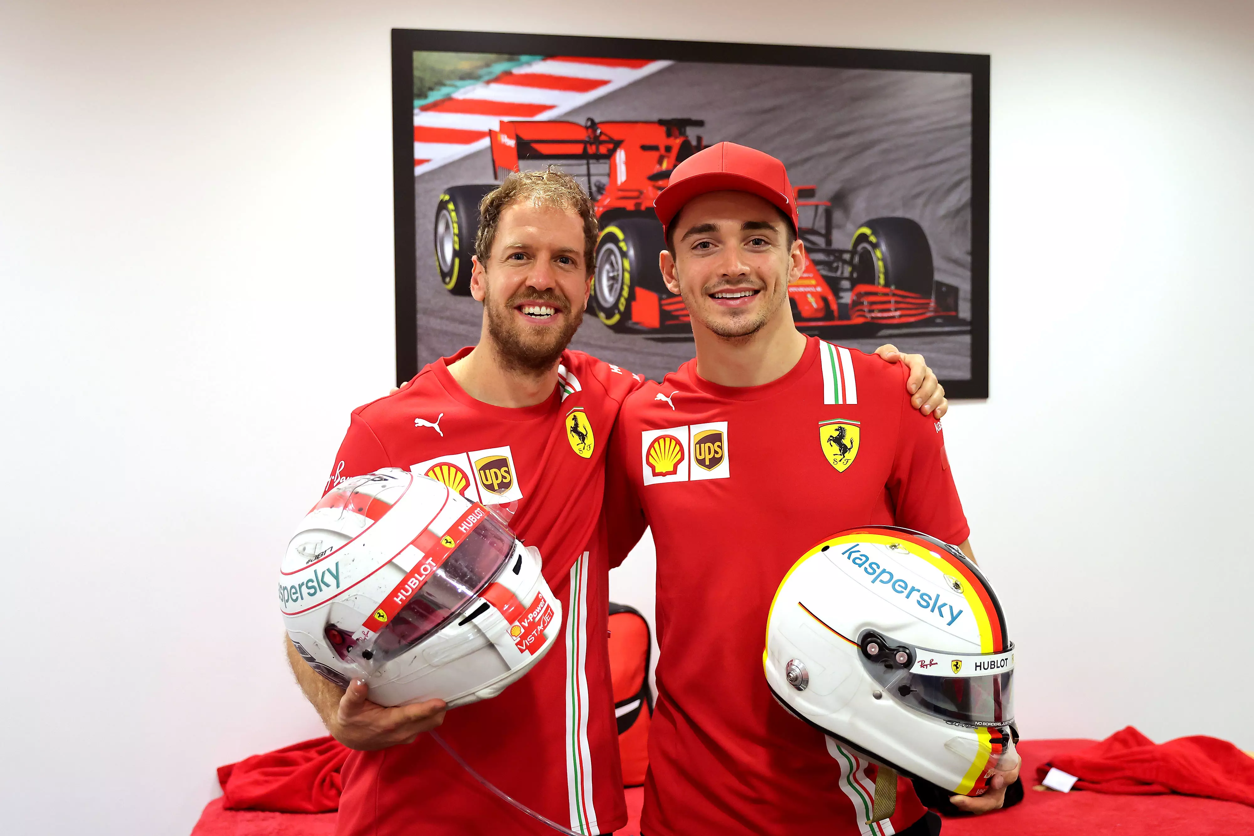 vettel-leclerc-helmets-abu-dhabi-2020-soymotor.jpg