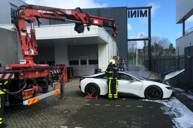 BMW i8, ktoré bolo ponorené na 24 hodín do nádrže s vodou