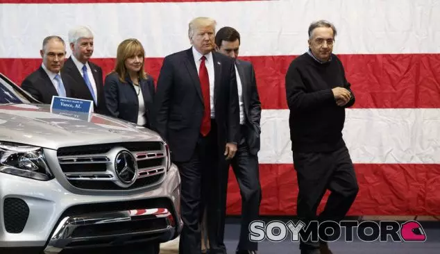 Trump pretas interŝanĝi la Mercedes de Usono kontraŭ Chrysler