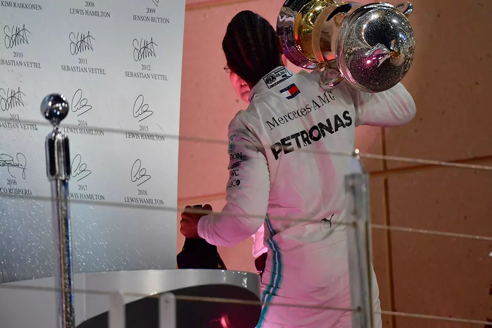 Hamilton is nu al de best betaalde coureur in de geschiedenis van de Formule 1