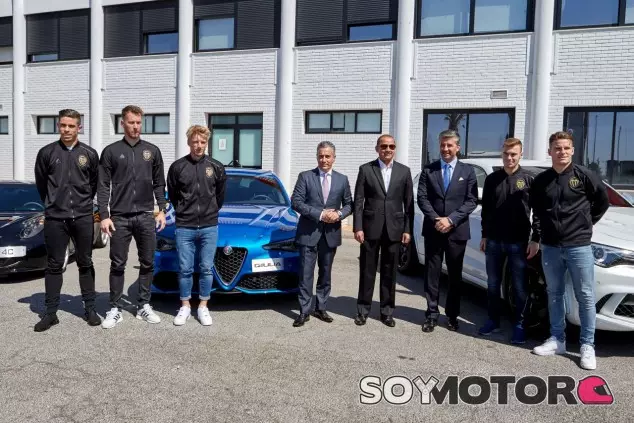 Alfa Romeo delivers its cars to Valencia CF