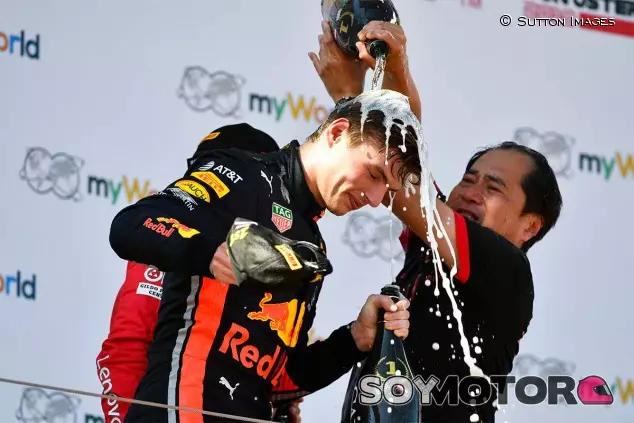 Tanabe li ser podium bi Verstappen